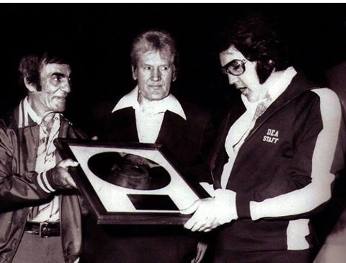 Elvis wearing DEA STAFF jacket on June 26, 1977 (very last show of tour ...